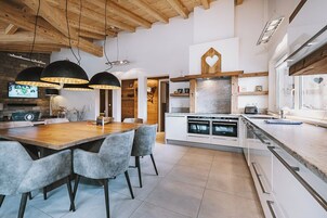 Penthouse, 4 quartos | Cozinha privada | Um frigorífico, uma máquina de lavar louça, uma cafeteira/bule 