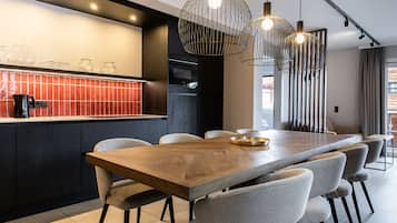 Apartamento Design, 4 quartos, varanda (Excl. 266 EUR cleaning fee) | Cozinha privada | Um frigorífico, um micro-ondas, um forno, uma placa de cozinha