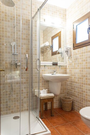 Chuveiro, produtos de toalete grátis, secador de cabelo 