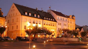 Fachada do alojamento (tarde/noite)