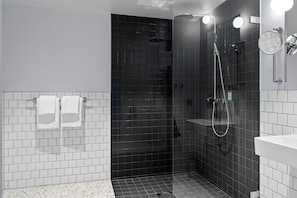 Chuveiro, secador de cabelo, piso aquecido, toalhas de banho