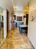 Casa de Férias Executiva, vários quartos, não fumadores, acesso à piscina | Cozinha privada | Um frigorífico/congelador grande, um micro-ondas, uma cafeteira/bule