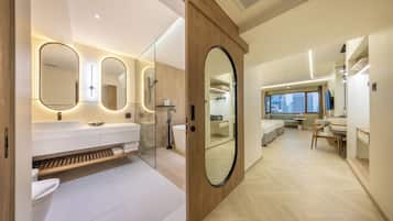 Triple Deluxe Premier | Minibar, cofre no quarto, secretária, cortinas/cortinados opacos