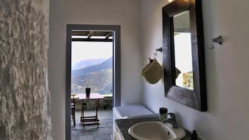 Estúdio, vista para o mar | Casa de banho | Um polibã, artigos de higiene pessoal grátis, toalhas fornecidas