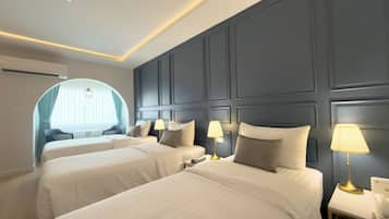 Quarto Triplo Deluxe | Minibar, cortinas/cortinados opacos, Wi-fi grátis
