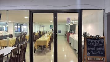 Café da manhã, almoço e jantar; pratos Halal