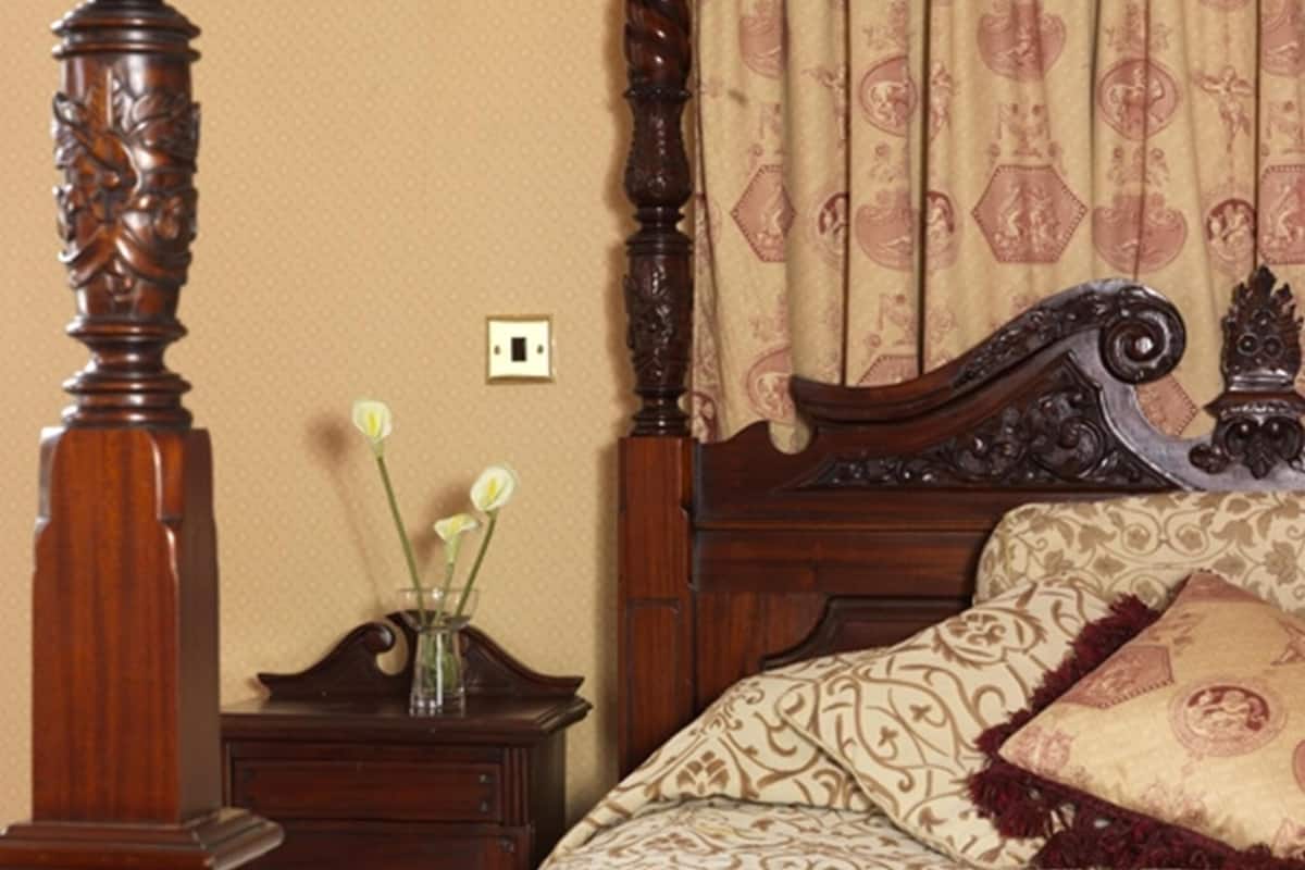 Escrivaninha, cortinas blackout, ferros/tábuas de passar roupa