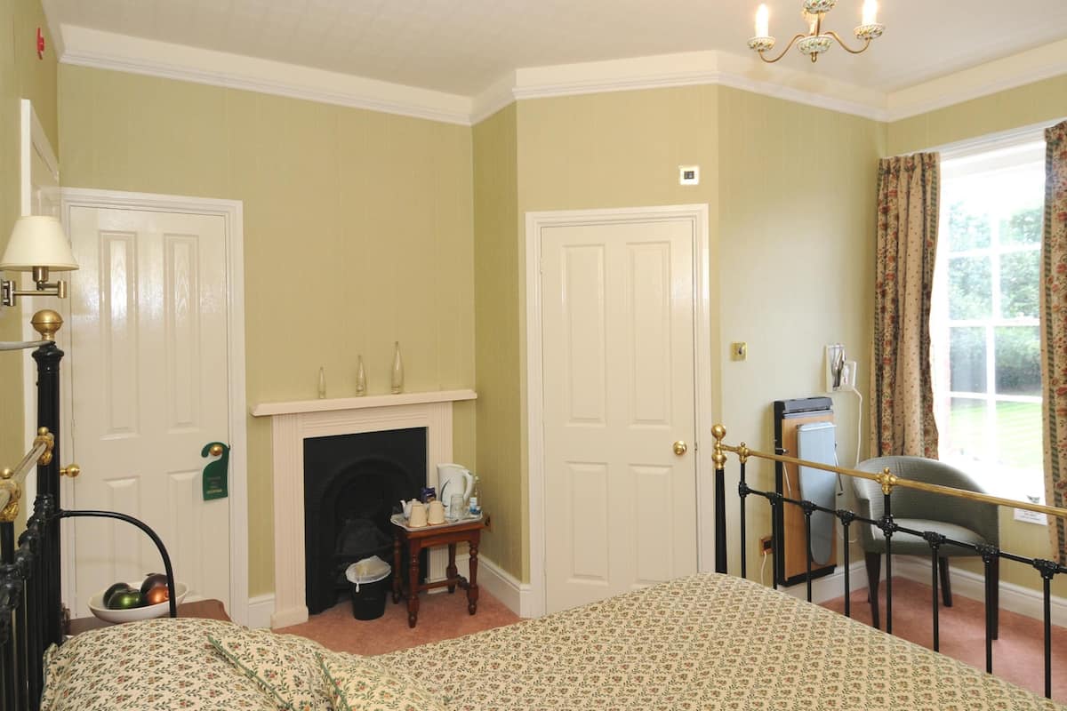 Escrivaninha, cortinas blackout, ferros/tábuas de passar roupa