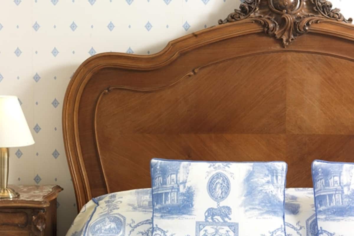 Escrivaninha, cortinas blackout, ferros/tábuas de passar roupa