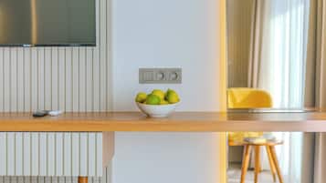 Frigobar, escrivaninha, roupa de cama