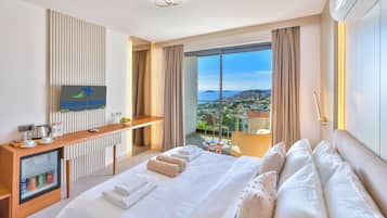 Quarto casal ou duplo luxo, vista para o mar | Frigobar, escrivaninha, roupa de cama