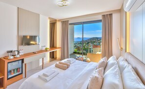 Quarto Duplo ou Twin Deluxe, vista para o mar | Sala de estar | Televisor de 32 polegadas com canais via satélite 