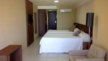 Quarto Deluxe | Cofre no quarto, secretária, cortinas/cortinados opacos