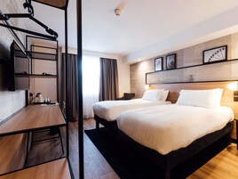 Quarto Duplo ou Twin Standard, 2 camas individuais | Secretária, secretária adequada para computadores portáteis 