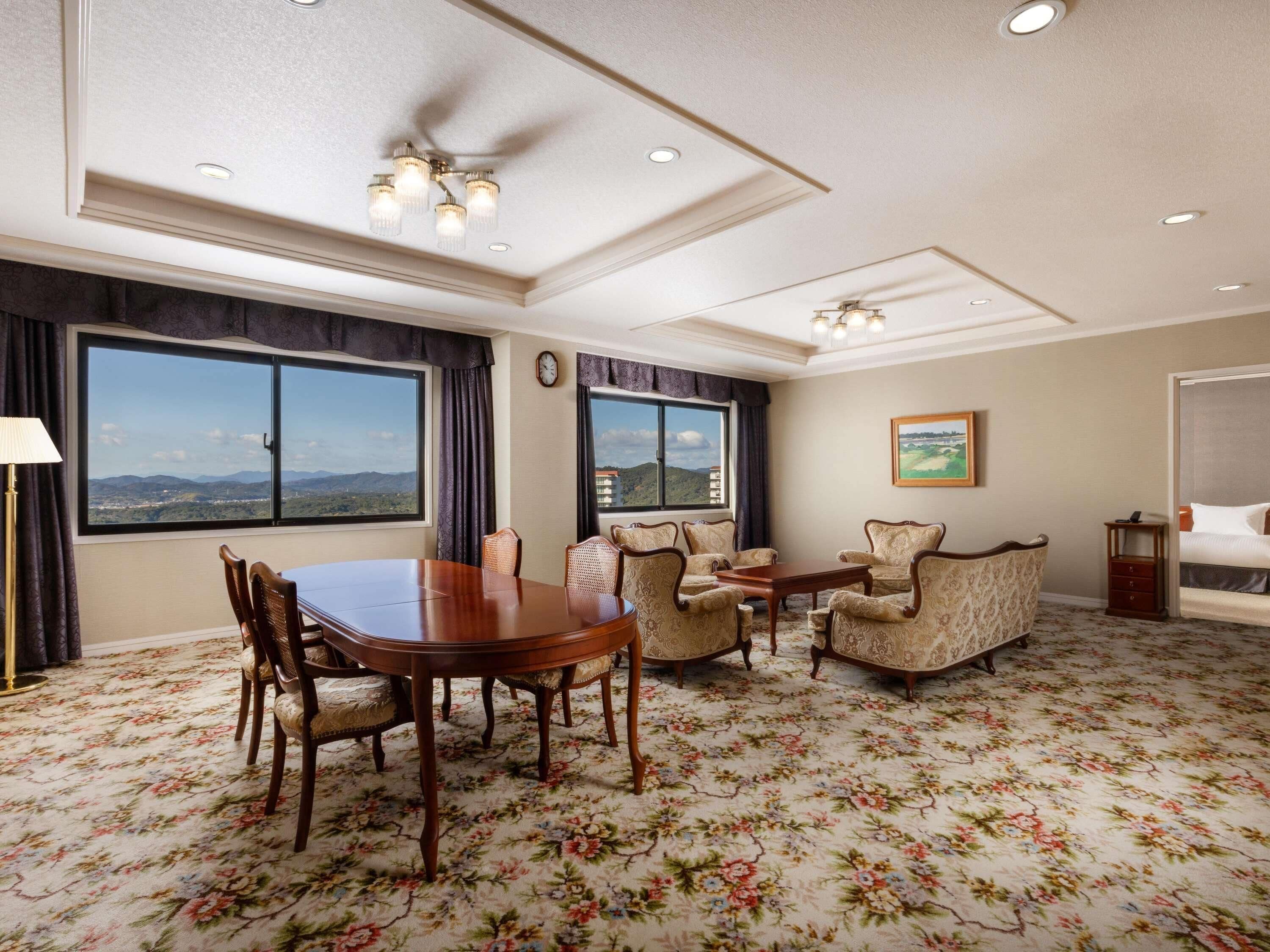 Suite Deluxe, várias camas | Cofre no quarto, cortinas/cortinados opacos, Wi-fi grátis 