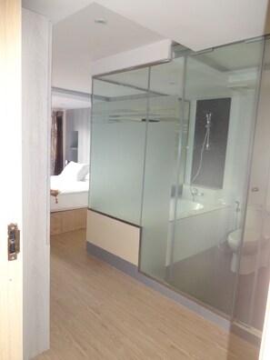 Quarto Deluxe, 1 cama king-size | Casa de banho | Um polibã, artigos de higiene pessoal grátis, um secador de cabelo 