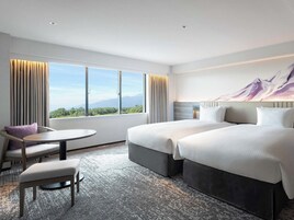 Quarto Executivo (2 Twin Beds and 2 Extra Beds) | Roupa de alta qualidade, edredões de penas, cofre no quarto, secretária
