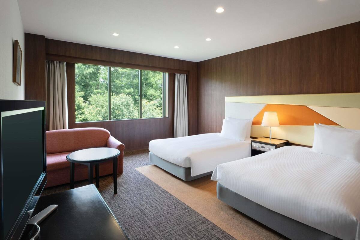 Quarto Standard (2 Twin Beds and 1 Sofabed) | Roupa de alta qualidade, edredões de penas, cofre no quarto, secretária 