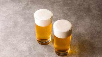 Duas cervejas sobre uma superfície texturizada.