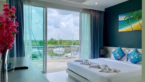 Apartamento standard, 2 quartos, para não fumantes | Cofres nos quartos, individualmente decorados