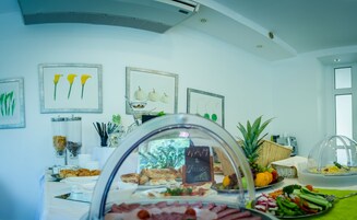 Pequeno-almoço tipo buffet diário (9.00 EUR por pessoa) 