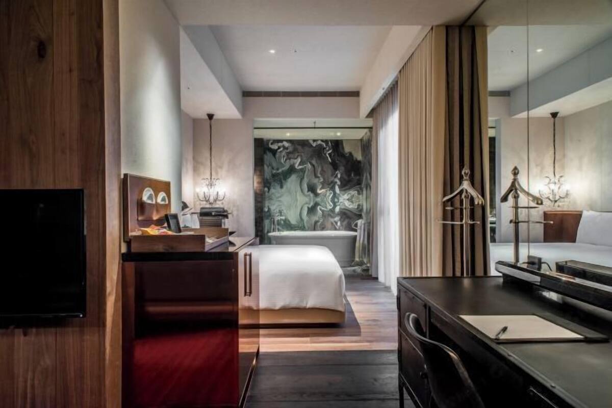 Roupa de alta qualidade, edredões de penas, minibar grátis