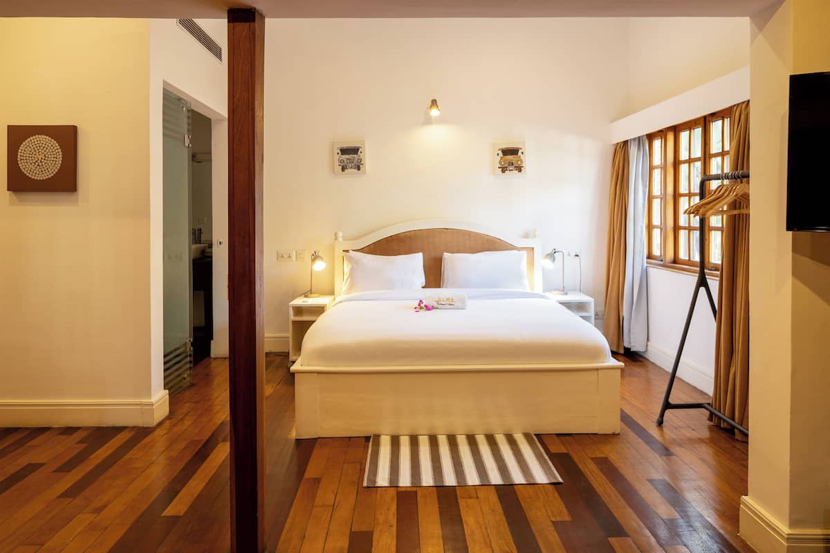 Quarto Empresarial, 1 cama queen-size | 1 quarto, cofre no quarto, com mobília individualizada
