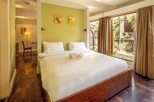 Quarto empresarial, 1 cama Queen | Cofres nos quartos, individualmente mobiliados, quartos à prova de som