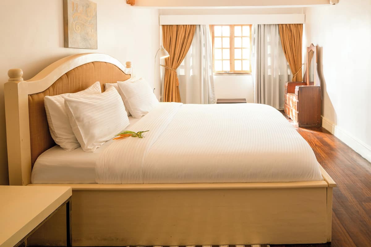 Apartamento de Luxo, 2 quartos, varanda, vista para a piscina | 1 quarto, cofre no quarto, com mobília individualizada