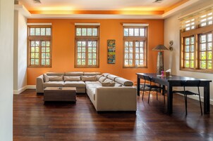 Apartamento Deluxe, varanda | Sala de estar | Televisor LED 