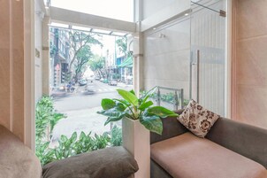 Área de estar no saguão