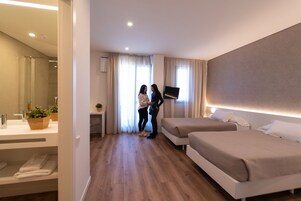 Quarto casal standard | Escrivaninha, cortinas blackout, Wi-Fi de cortesia, roupa de cama