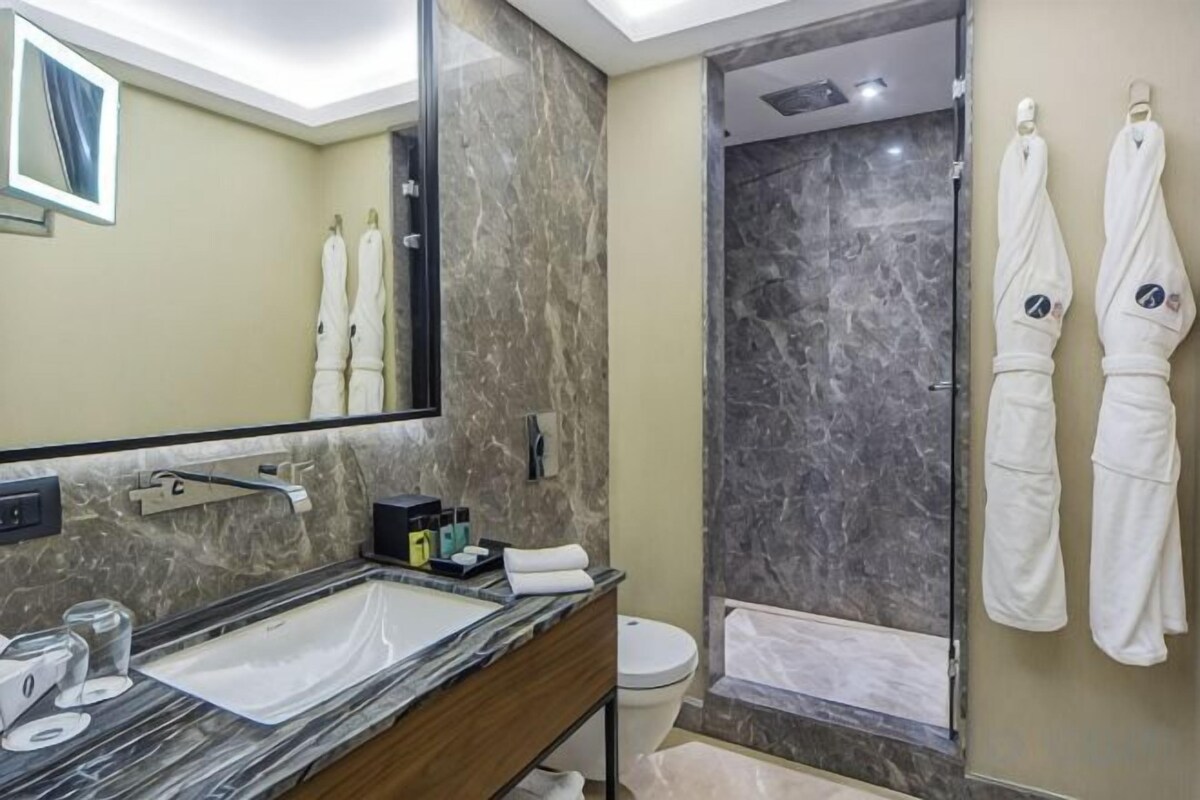 Casa de banho | Produtos de higiene exclusivos, um secador de cabelo, roupões, chinelos 