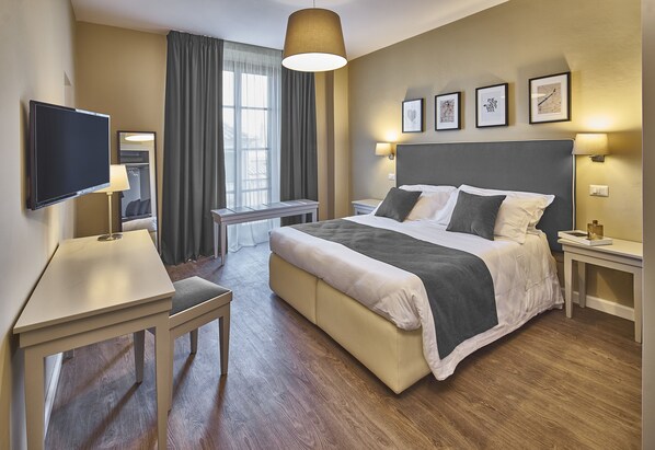 Roupa de alta qualidade, edredões de penas, minibar, cofre no quarto 