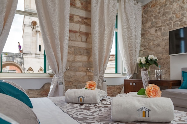 Deluxe Double or Twin Room, 1 King Bed (City view) | Roupas de cama premium, frigobar, cofres nos quartos