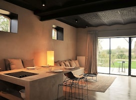 Estúdio design, 2 quartos, geladeira, vista para o jardim | Cozinha privada | Geladeira, cooktop, cafeteira/chaleira, chaleira elétrica