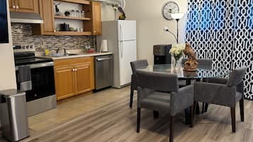 Apartamento Deluxe | Kitchenette privada | Um frigorífico, um micro-ondas, uma cafeteira/bule