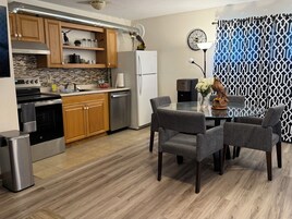 Apartamento Deluxe | Kitchenette privada | Um frigorífico, um micro-ondas, uma cafeteira/bule 