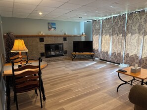 Apartamento Básico | Sala de estar | Televisor
