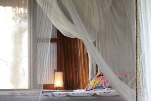 Suíte luxo, 1 cama King, no jardim | 1 quarto, roupas de cama premium, cofres nos quartos