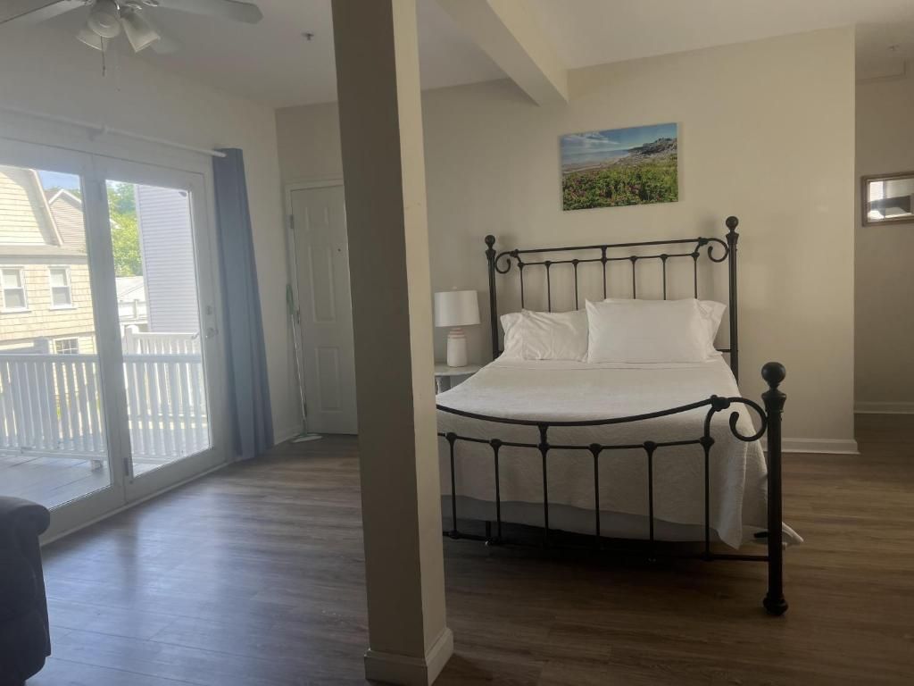 Quarto com cama, janela e vista para o exterior.