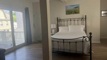 Quarto com cama, janela e vista para o exterior.