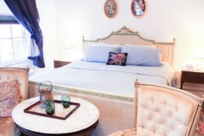 Quarto luxo, 1 cama King | Roupas de cama premium, escrivaninha, espaço de trabalho para notebook