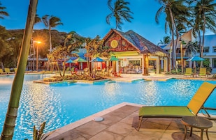 2 piscinas externas, funciona das 7h às 22h, guarda-sóis