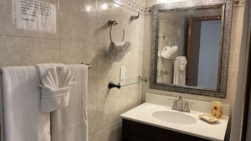 Basic Single Room, Two King Beds | Casa de banho | Um polibã, artigos de higiene pessoal grátis, toalhas fornecidas