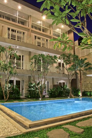 Piscina exterior, espreguiçadeiras