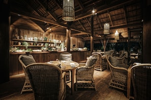 2 bares/lounges, este bar de cocktails 