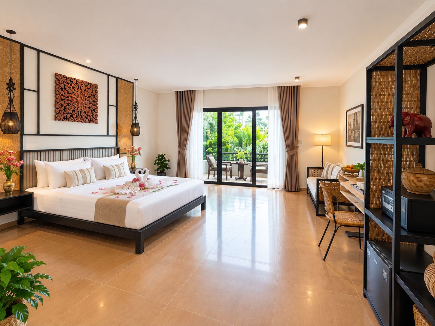Quarto de hotel com uma cama grande, uma escrivaninha, uma cadeira e uma varanda com vista para o verde.