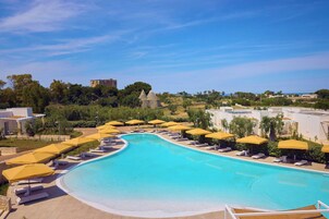 Piscina externa sazonal, funciona das 10h às 18h, guarda-sóis