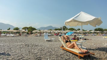 Praia particular nas proximidades, espreguiçadeiras, guarda-sóis
